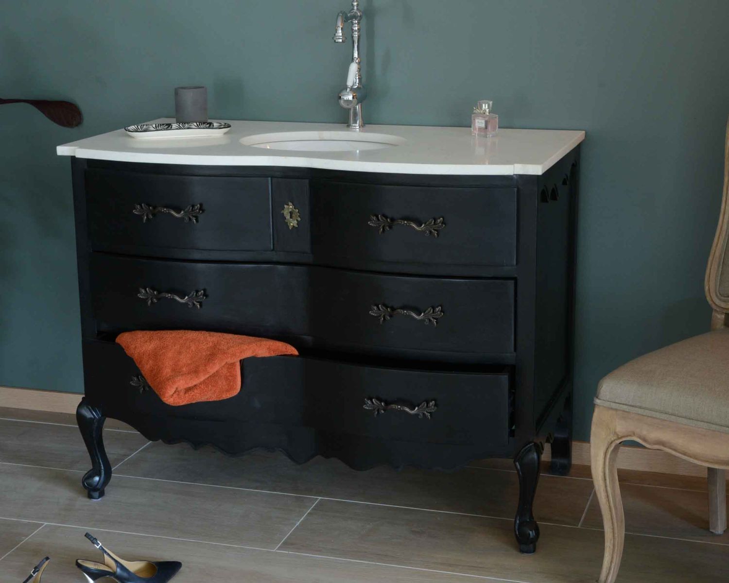 Meuble vasque noir et blanc style baroque Meuble vasque noir et blanc style baroque